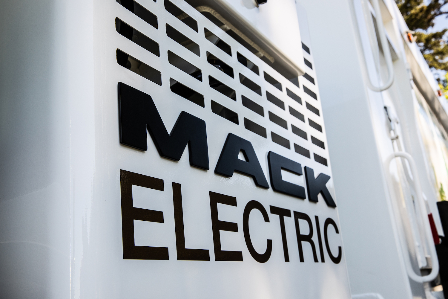 Fully Electric Garbage Handling by Mack - Prime Mover Magazine
